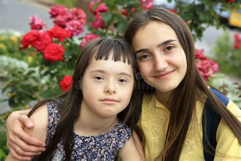 Momentos Felizes Da Fam Lia No Parque Imagem De Stock Imagem De Fofofo Consci Ncia