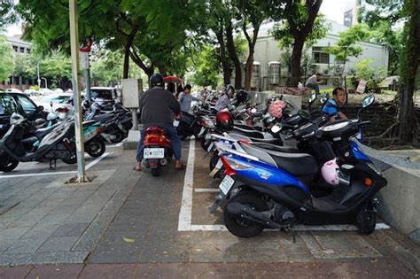 機車違停遭拖吊開罰，為何法官卻改判「撤銷罰單」？ 自由電子報汽車頻道
