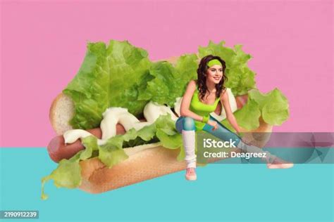 트렌드 템플릿 스케치 디자인 3d 사진 콜라주 배고픈 먹이 요리 해결하다 다이어트 젊은 여자 운동복 앉아 핫도그 샐러드 빵 소시지 20 24세에 대한 스톡 사진 및 기타