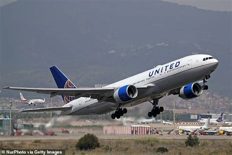 United Boeing 777 200