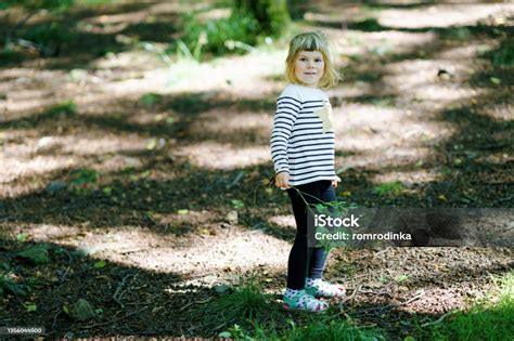 야외에서 행복한 웃는 유아 소녀의 초상화 금발 머리를 가진 어린 아이가 카메라를 보고 미소짓고 있습니다 행복한 건강한 아이는 야외 활동과 놀이를 즐길 수 있습니다 4 5세에