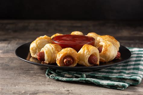 담요에 돼지 퍼프 페이스트리에 케첩 소스를 곁들인 미니 소시지 0명에 대한 스톡 사진 및 기타 이미지 0명 고기 단백질 Istock