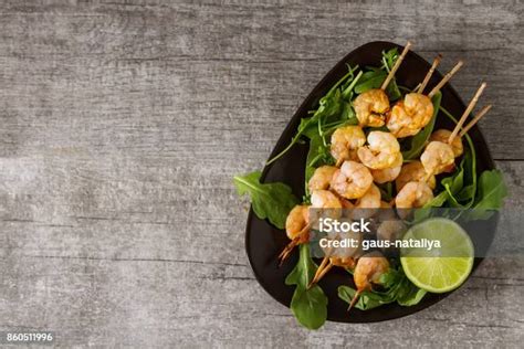 나무 꼬치 그릴 바베 큐 새우와 바베 하 큐 미니 파티 간단한 배경입니다 건강 한 음식입니다 생활양식입니다 고기에 대한 스톡 사진 및 기타 이미지 Istock