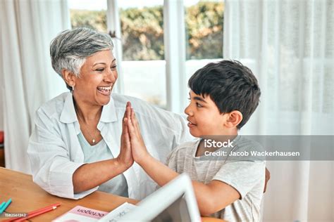 조부모 선생님과 함께 가정에서 행복한 학습 하이 파이브 및 아동 교육 개발 가르치고 나이든 여자의 도움과 숙제 성취 손짓 노인과 아이의 손짓 2명에 대한 스톡 사진 및 기타