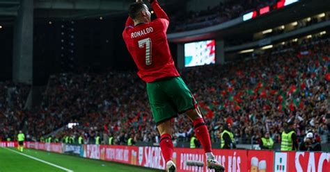 호날두 환상 바이시클킥 포함 멀티골…포르투갈 폴란드에 5 1 대승→8강 진출