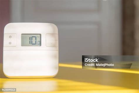 저온을 표시하는 가정용 난방 온도 조절기 유럽의 가스 및 전기 위기의 개념 0명에 대한 스톡 사진 및 기타 이미지 0명