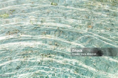 바닷물 파도 질감 수면의 잔물결 투명한 하늘색 바다 물 평면도 맑은 아쿠아 배경 태양 빛 반사 하얀 모래 바닥 수중 돌 열대 섬 해변 0명에 대한 스톡 사진 및 기타 이미지