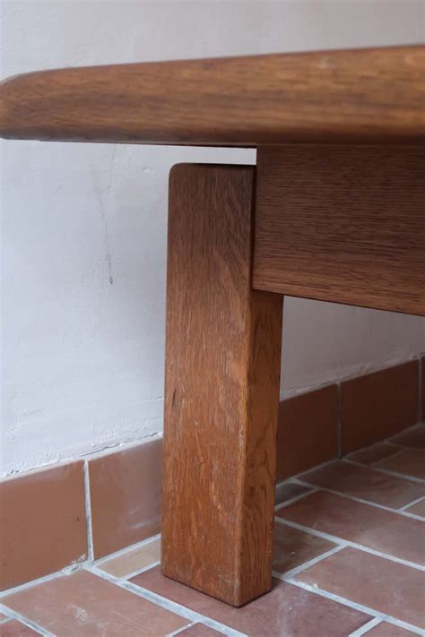 Grande Table Basse Massive Escamotable Aux Objets Trouvés