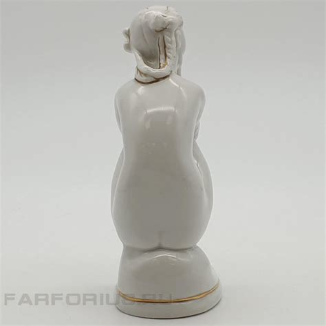 Купить советскую статуэтку На пляже Купальщица фарфор лфз Гендельман антикварный магазин