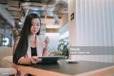 카페에 앉아 서 서 디지털 태블릿 서핑 그물을 사용 하 여 아시아 중국 성인 여성 35 39세에 대한 스톡 사진 및 기타 이미지 35 39세 개념 거리가 먼 Istock