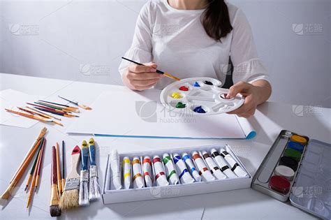 在画布上作画的女艺术家