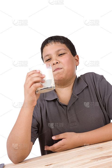 喝牛奶的少年