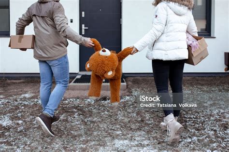 사랑에 빠진 두 사람 집에 들어오고 갈색 테디 베어와 두 개의 종이 상자를 들고 청바지 재킷을 착용하십시오 25 29세에 대한 스톡 사진 및 기타 이미지 Istock