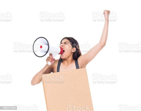 골 판지 상자를 착용 하 고 외치는 확성기와 화가 빈곤 여성 20 24세에 대한 스톡 사진 및 기타 이미지 20 24세