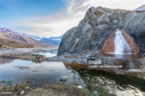 중앙 안데스 산맥 안쪽에 테 르 마스 델 Plomo 열 바다 반사와 색상부터에서 그냥 놀라운 볼 고와 높은 안데스 계곡 산티아고 데 칠레에 고산 보기 0명에 대한 스톡 사진