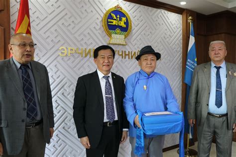 “Эрчим хүчний тэргүүний ажилтан” цол тэмдгээр шагнаж мөнгөн урамшуулал олгов