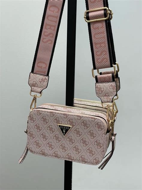 Сумка Guess — цена 1650 грн в каталоге Кросс боди Купить аксессуары по доступной цене на Шафе