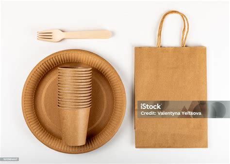 케이터링 및 길거리 패스트 푸드를 위한 종이컵 접시 포크 가방 및 용기 복사 공간이 있는 흰색 배경에 분리된 친환경 식품 포장 자연을 돌보는 재활용 개념입니다 0명에 대한