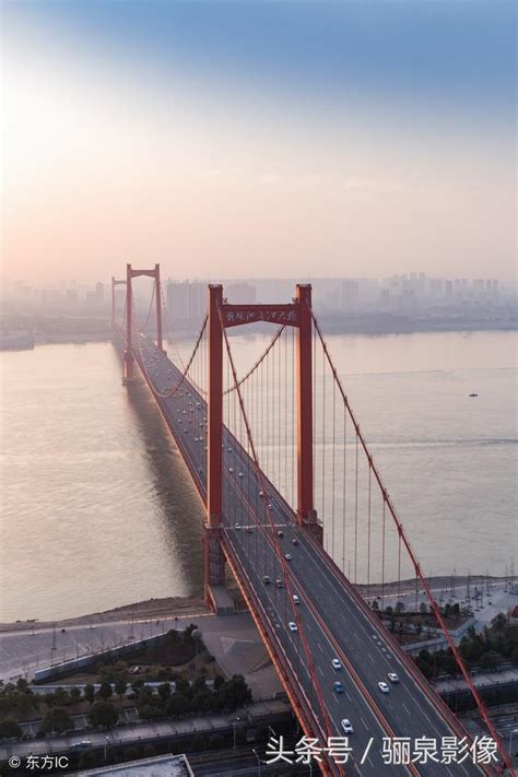 武漢鸚鵡洲長江大橋 世界同類橋樑中跨度較大的三塔四跨懸索橋 每日頭條