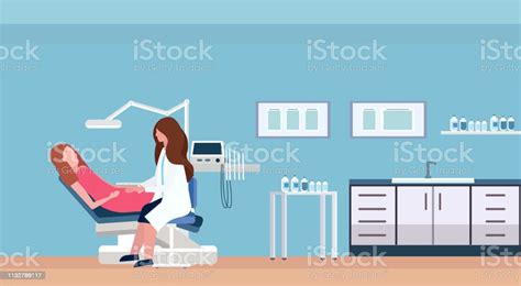 여성 치과 의사 검사 여자 환자 치과의 자에 누워 전문 치과 사무실 현대 클리닉 인테리어 여성 캐릭터 전체 길이 평면 수평 가구에 대한 스톡 벡터 아트 및 기타 이미지