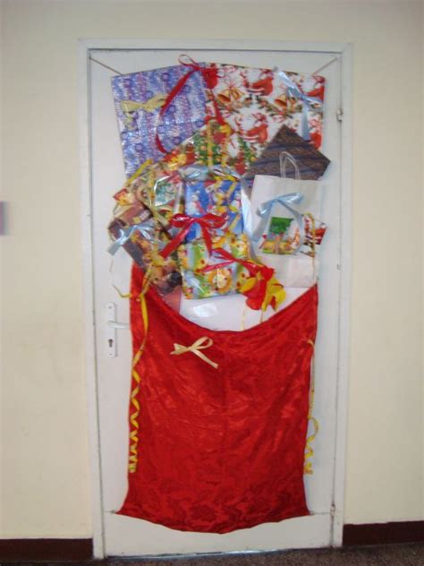 Основно училище Елисавета Багряна Коледна украса в ОУ Елисавета Багряна