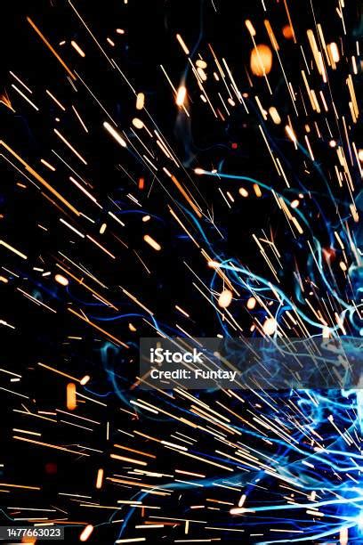 스파크 빛 보케 효과 및 연기로 가스 금속 아크 용접 공정의 뷰와 배경을 클로즈업합니다 0명에 대한 스톡 사진 및 기타 이미지 Istock