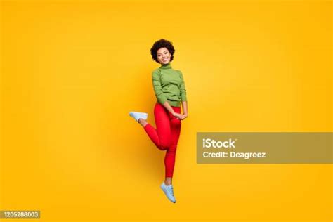 그녀의 전체 길이 몸 크기보기 그녀의 좋은 매력적인 사랑스러운 귀여운 쾌활한 쾌활한 쾌활한 활기찬 물결 모양의 소녀 점프 재미 를 통해 고립 된 밝은 생생한 빛나는 활기찬