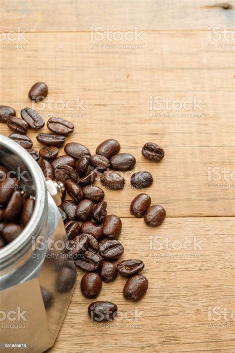 나무 테이블에 모카 포트에 커피 콩 0명에 대한 스톡 사진 및 기타 이미지 0명 갈색 구이 Istock