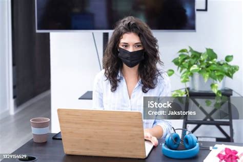 노트북으로 책상에서 사무실에서 일하는 긍정적 인 여성 20 24세에 대한 스톡 사진 및 기타 이미지 20 24세 25 29