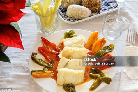 흰 접시와 축제 제공 테이블에 달콤한 피망 조각과 튀긴 대구 생선 조각 건강한 지중해 음식 0명에 대한 스톡 사진 및 기타 이미지 Istock