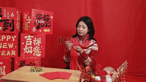 唯美高画质过年女孩开心吃糖实拍高清摄影大图 千库网