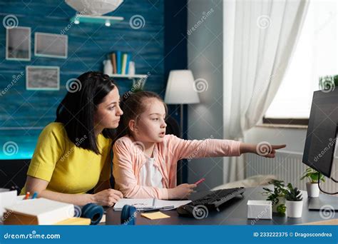 Moeder Die Dochter Helpt Met Huiswerk Op School Met Een Lesplatform In