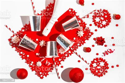 흰색 샴페인 병으로 만든 크리스마스 구성 빨대 머랭과 붉은 장식실버 종이 안경 축제와 파티 개념 배경 맨 위 보기입니다 플랫 레이 2022년에 대한 스톡 사진 및 기타