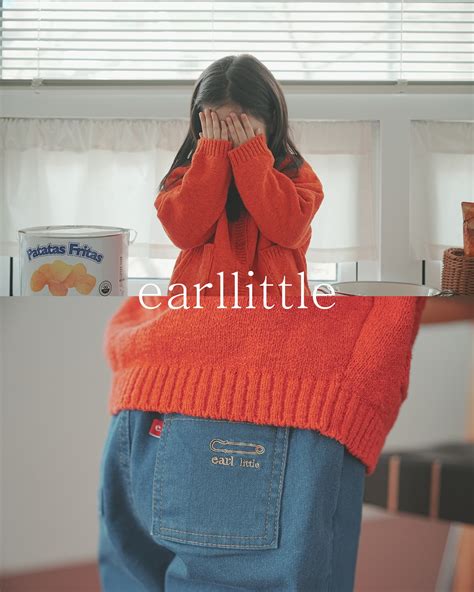 문주연♡ 사랑스러운 레드 깅엄 체크 패턴과 리본 자수가 돋보이는 블루리본체크원피스🩵🧡 부드러운 원단으로 제작되어 하루 종일 편안하게 입을 수 있어요 프릴 디테일과