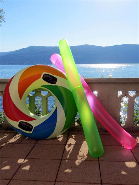 무료 이미지 태양 호수 풍선 여름 색깔 휴일 이탈리아 화려한 운동장 뜨거운 계략 팽창 식 수영 반지 수구 바들러기 물 장난감 Lago