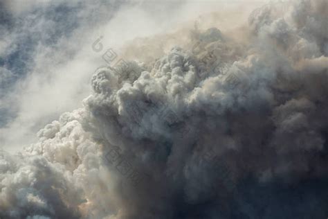 蓝白的天空浮肿的积云和大火产生的浓烟图片 包图网企业站