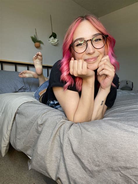 Feeling Cute Making Feet Pics In The Pose 🥺 Feetplaza