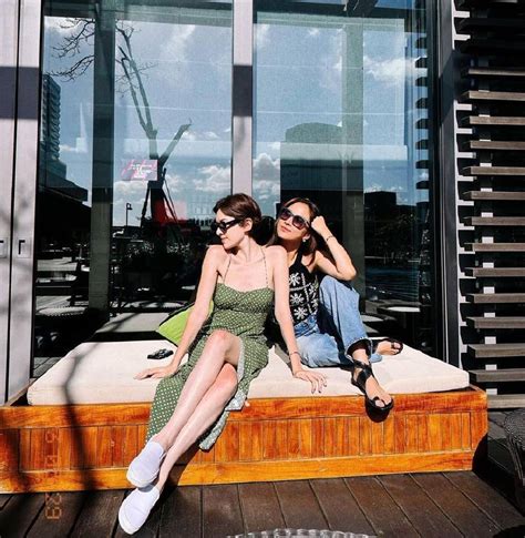 许玮甯晒照和余文乐聚会 对镜摆拍神情搞怪逗趣 搜狐大视野 搜狐新闻