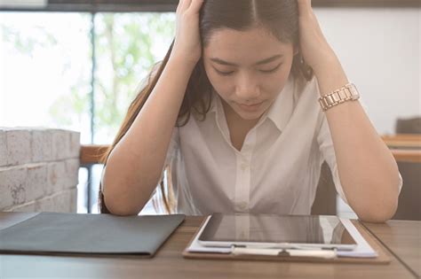 젊은 여 자가 기분이 머리에 손을 넣어 피곤 좌절 및 직장 사무실에서에 앉아있는 동안 하드 직장에서 스트레스 과로에 대한 스톡 사진 및 기타 이미지 Istock