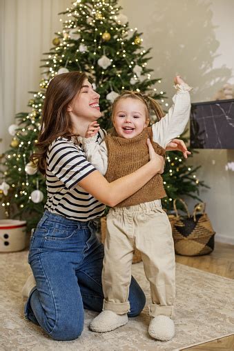 축제 분위기가 물씬 풍기는 가정에서 부모와 함께 크리스마스를 축하하는 즐거운 아이 가정 생활에 대한 스톡 사진 및 기타 이미지 가정 생활 웃음 크리스마스 Istock