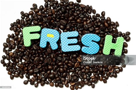 구운 갈색 커피 콩과 흰색 배경에 신선한 문구 0명에 대한 스톡 사진 및 기타 이미지 0명 갈색 낱말 Istock
