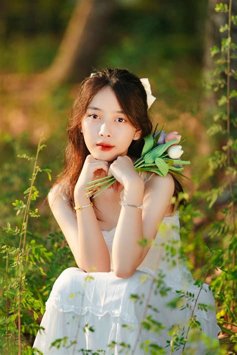 갈색 머리 감정적 인 계절 고요한 꽃 꽃다발 낭만적인 녹지 따뜻한 조명 라이프스타일 매력적인 모델 목가적 인 장면 봄 빈티지 터치 삼림지대