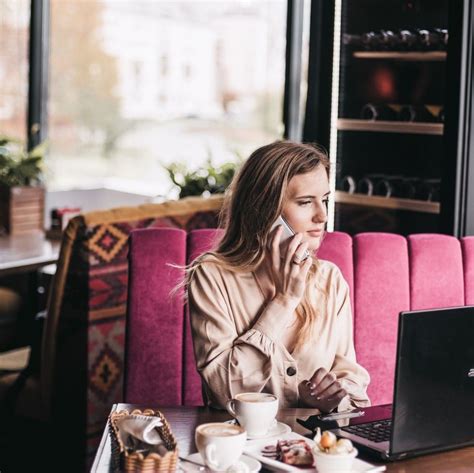 девушка в кафе раскладка офис работа удаленная работа ноутбук