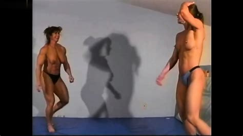 女性ボディビルダーの全裸レスリング試合 Eporner