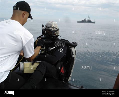 Us Navy Explosive Ordnance Disposalman 2nd Class Assigned To Explosive Ordnance Disposal Mobile