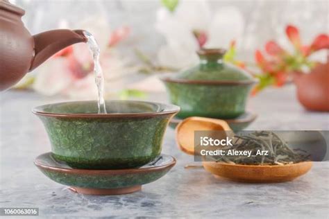 다도 전통적인 중국 도자기 컵에 붓고 세라믹 주전자에서 끓는 물 0명에 대한 스톡 사진 및 기타 이미지 0명 갈색 개체