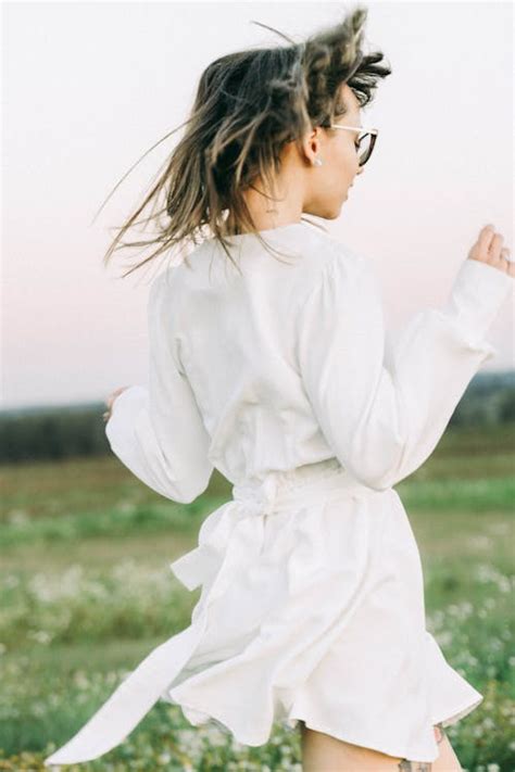 Ilce 6000 걱정 없는 경치 고요한 기쁨 긴 머리 농촌의 다이나믹한 달리는 동부 유럽 뒷모습 모험 미니 선 드레스 바람 벨라루스 봄