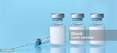 백신을 가진 3개의 바이알 푸른 배경에 주사기 의학 의료 및 과학의 개념 코로나바이러스 백신 텍스트용 공간을 복사합니다 기치 0명에 대한 스톡 사진 및 기타 이미지 Istock