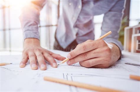 Engineer Designs Works According To Drawings And Collaborates In Structural Analysis Of Project