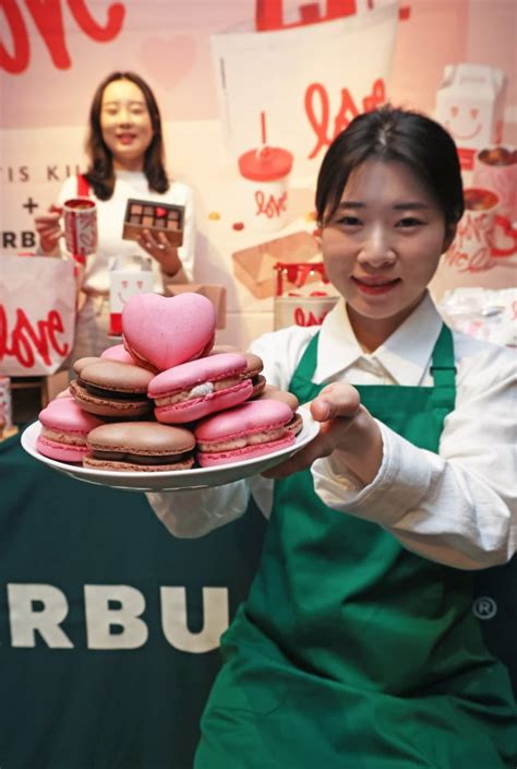 스타벅스 코리아 커티스 쿨릭 협업 제품 공개 한국경제